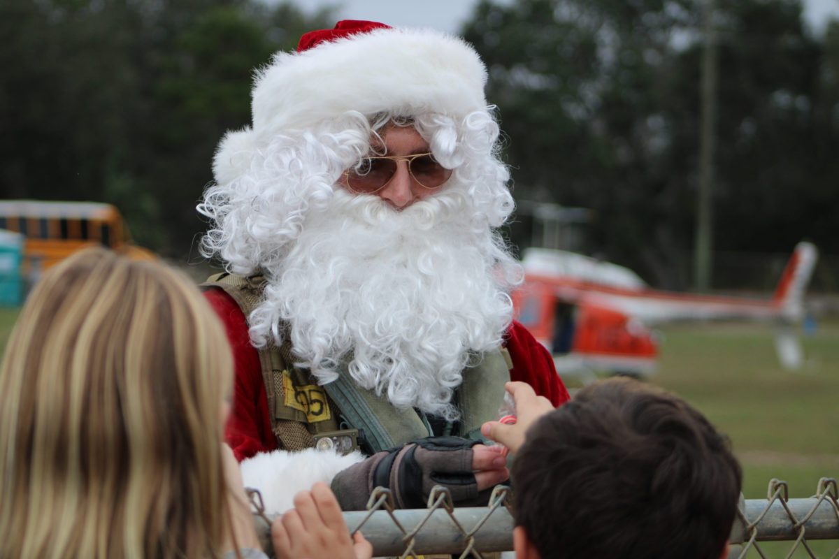 Military instructors fly Santa in for quick visit | Navarre Press